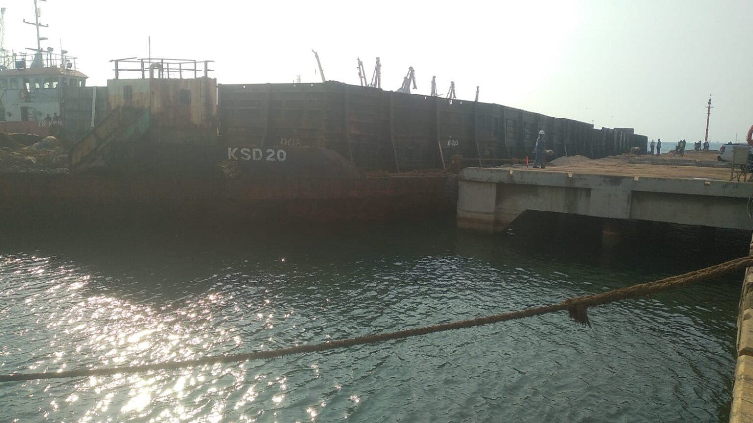 Kegiatan bongkaran nickle ore TB. KSD 23 / BG. KSD 20