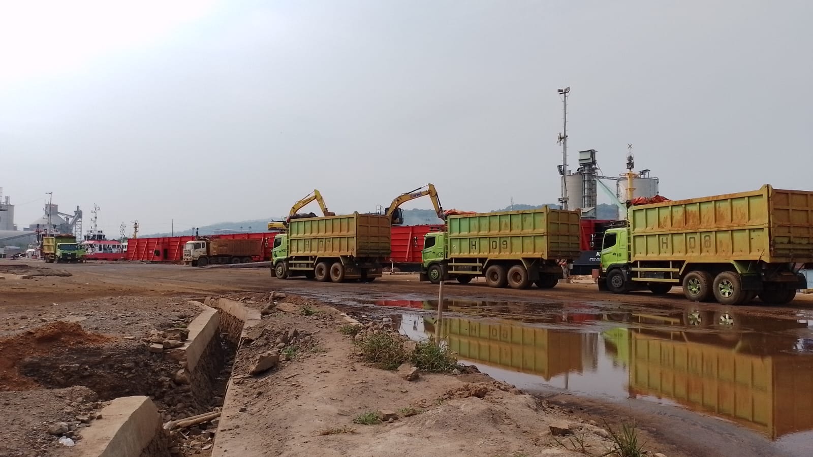 Kegiatan bongkaran nickle ore TB. Pinguin 01 / BG. ABN 01