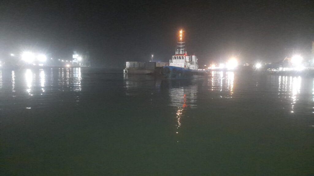 Kegiatan bongkaran nickle ore TB. CSM 12 / BG. CSM 22