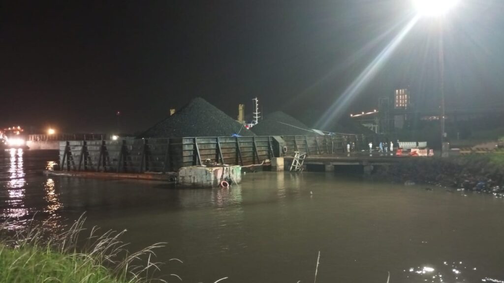 Kegiatan bongkaran Thermal Coal TB. CSM 12 / BG. CSM 22 Penyewaan Alat ...