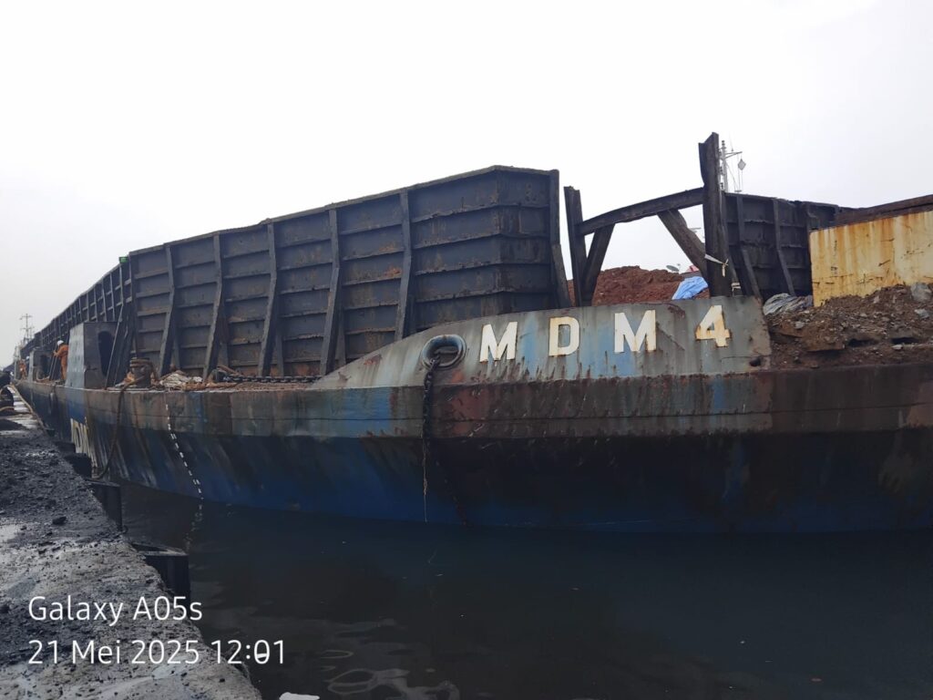 Kegiatan bongkaran nickle ore TB. MDM BATOLA / BG. MDM 4